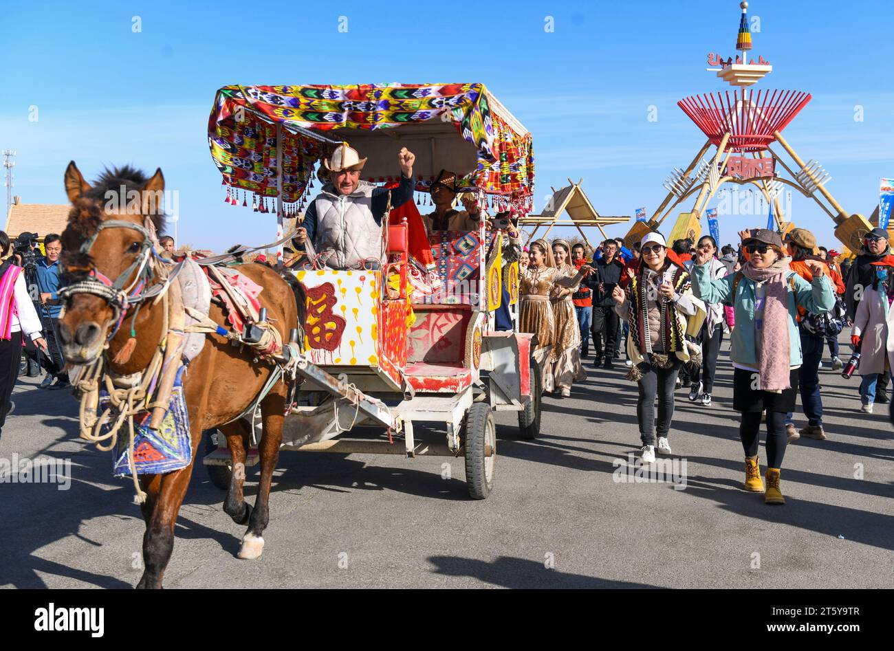 (231107) -- URUMQI, Nov. 7, 2023 (Xinhua) -- Tourists visit a scenic ...