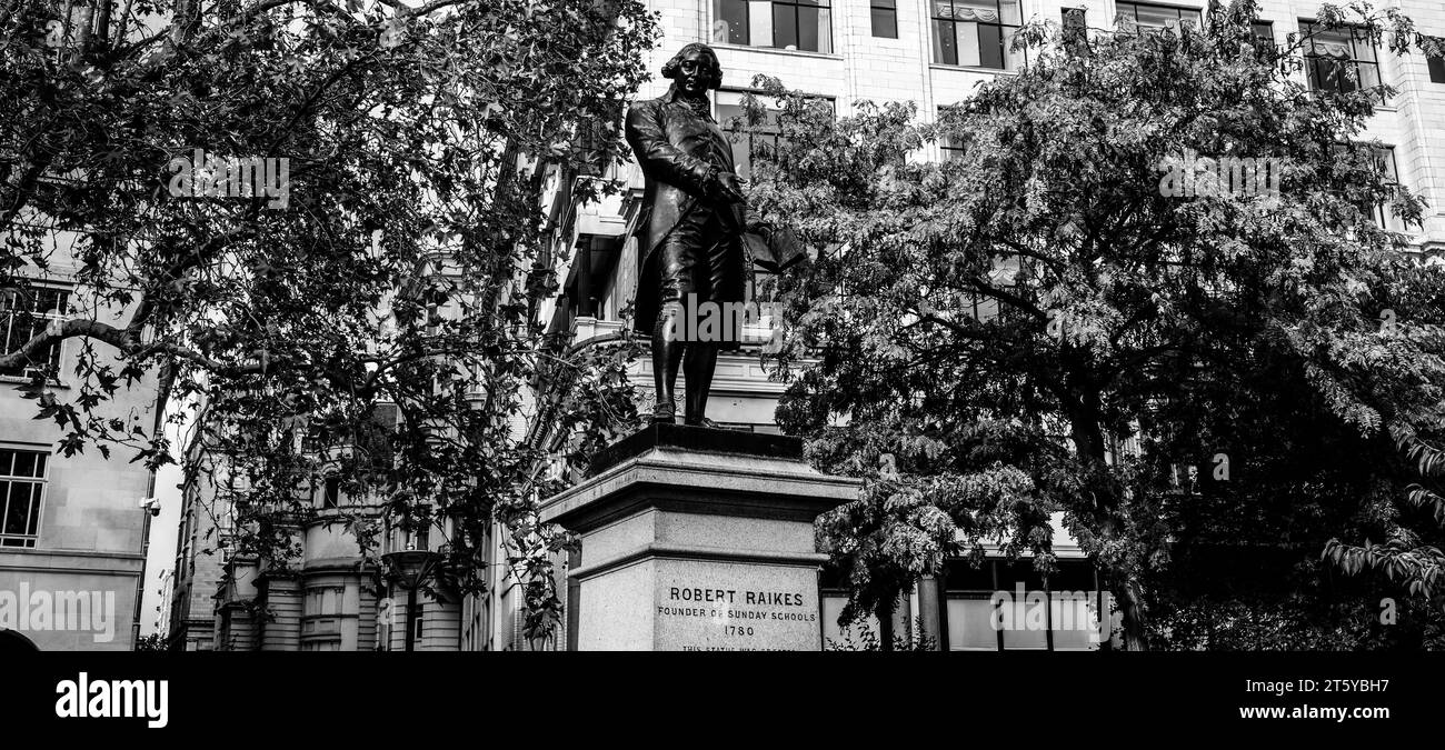 Robert Raikes Monument Stock Photo - Alamy