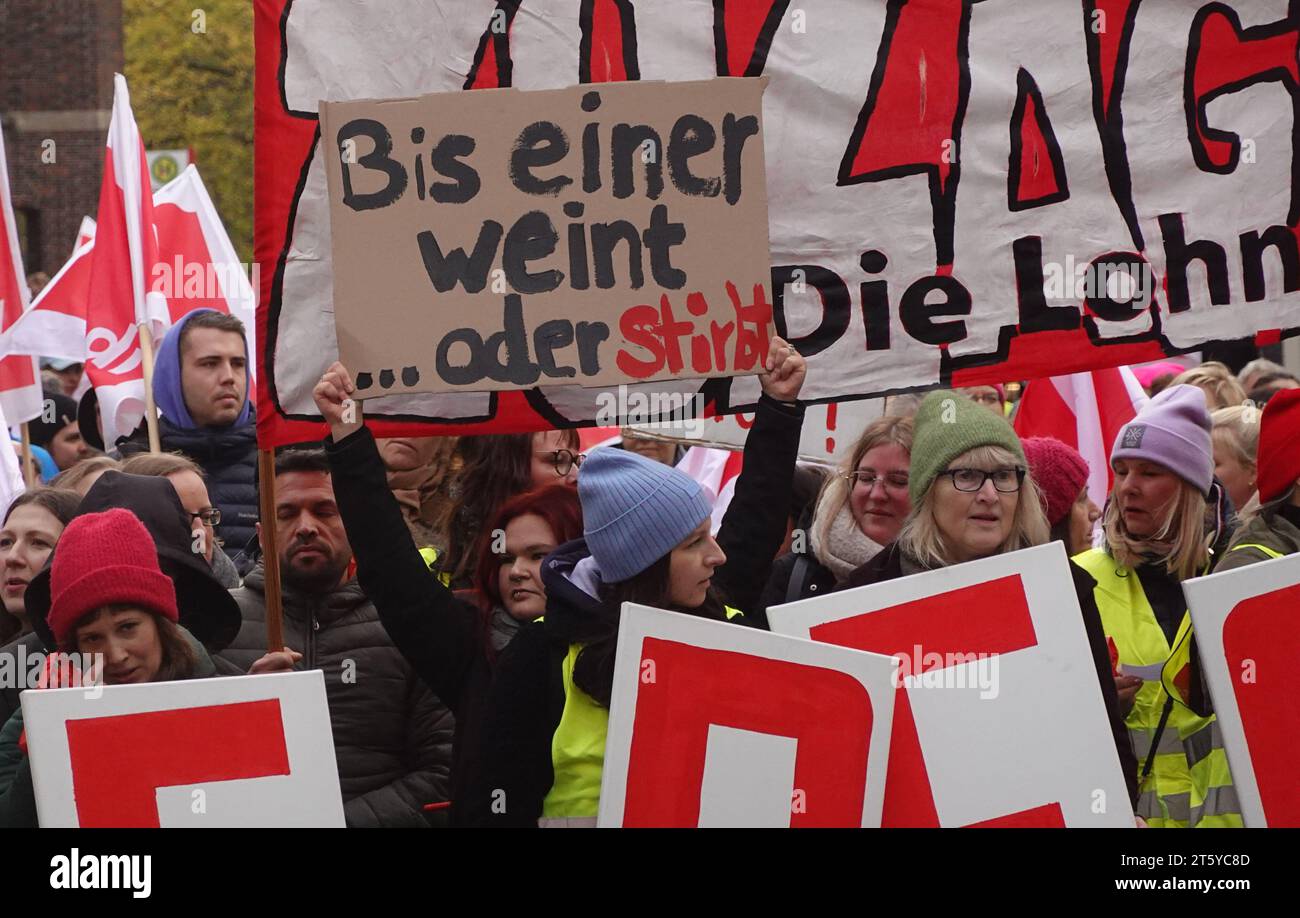 Hamburg, Germany. 07th Nov, 2023. Warning strike participants protest ...