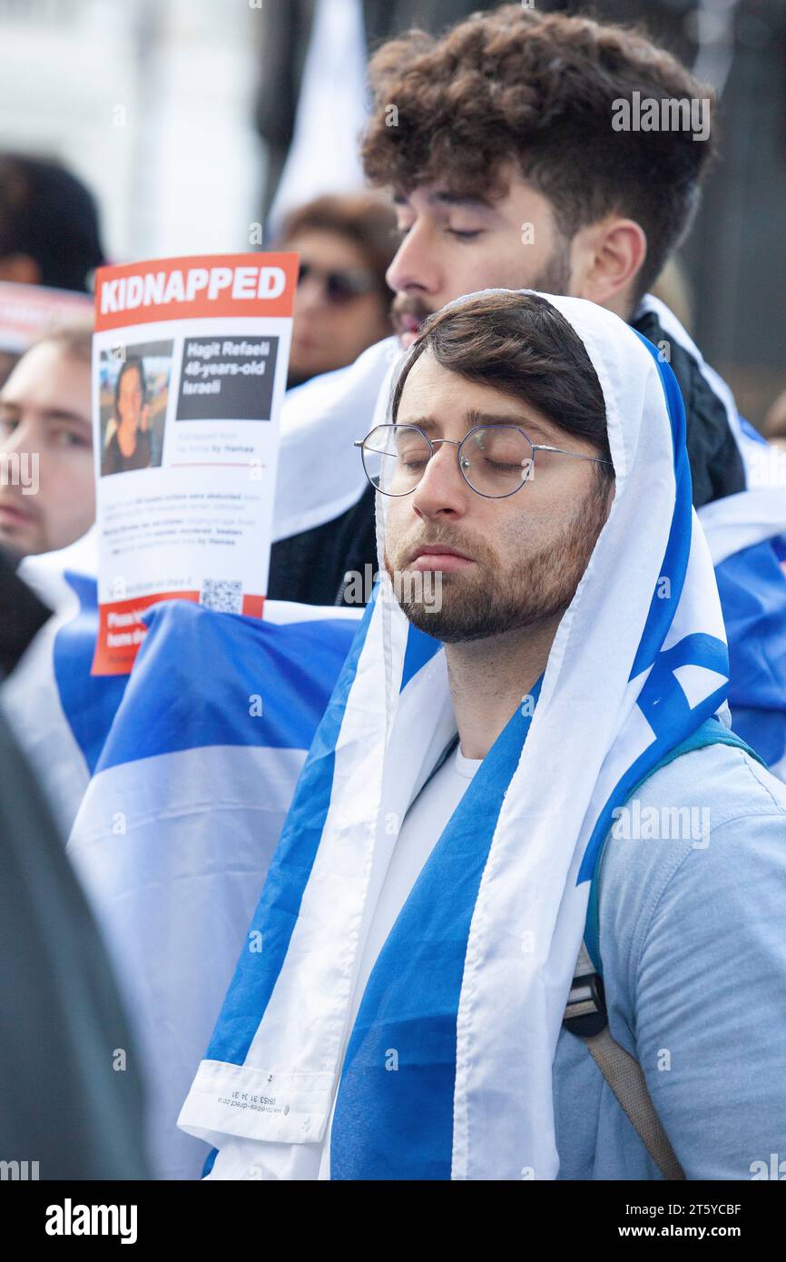 London, UK. 7th Nov, 2023. A vigil takes place for Israeli kidnap ...
