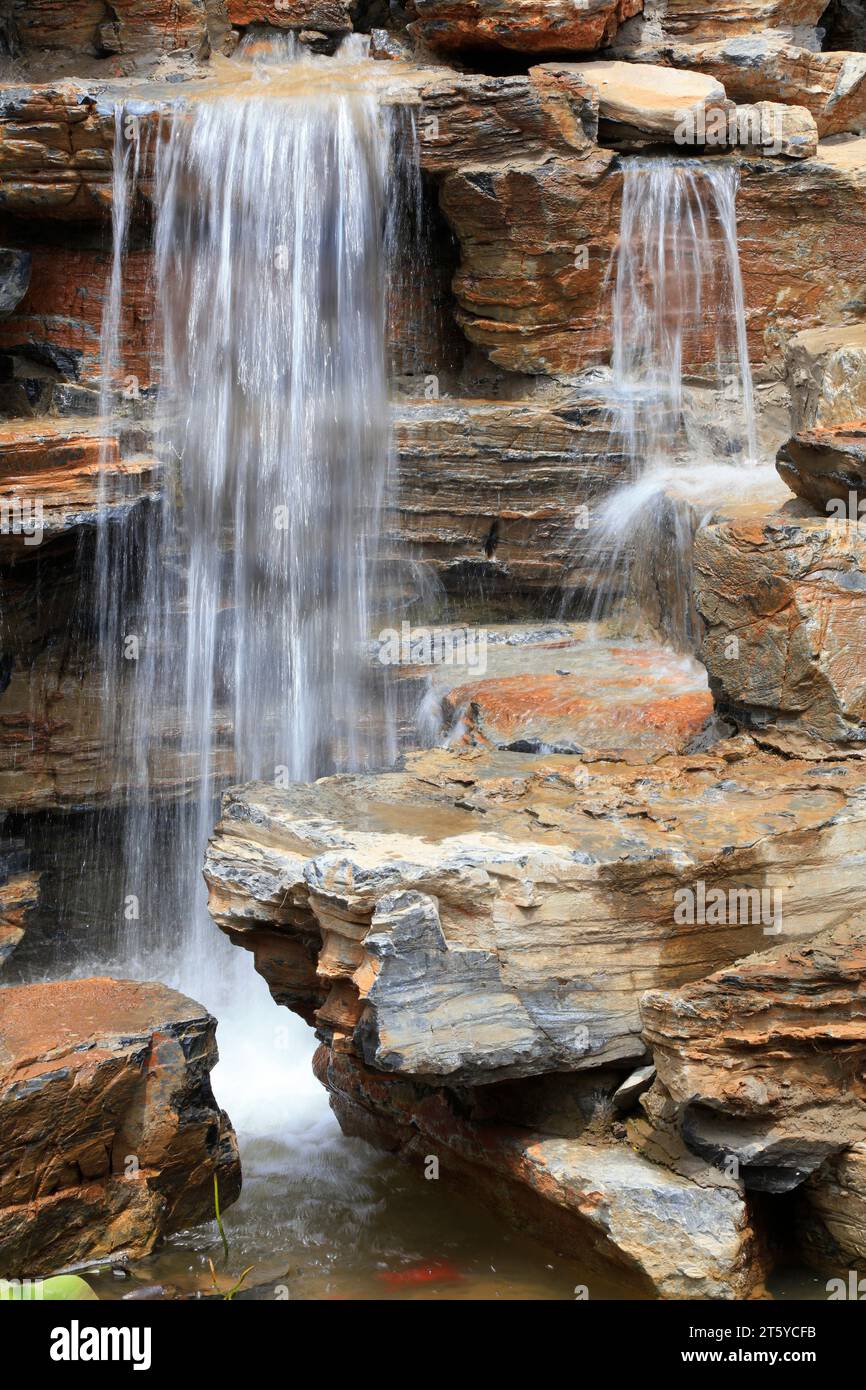 Fake garden rock hi-res stock photography and images - Alamy