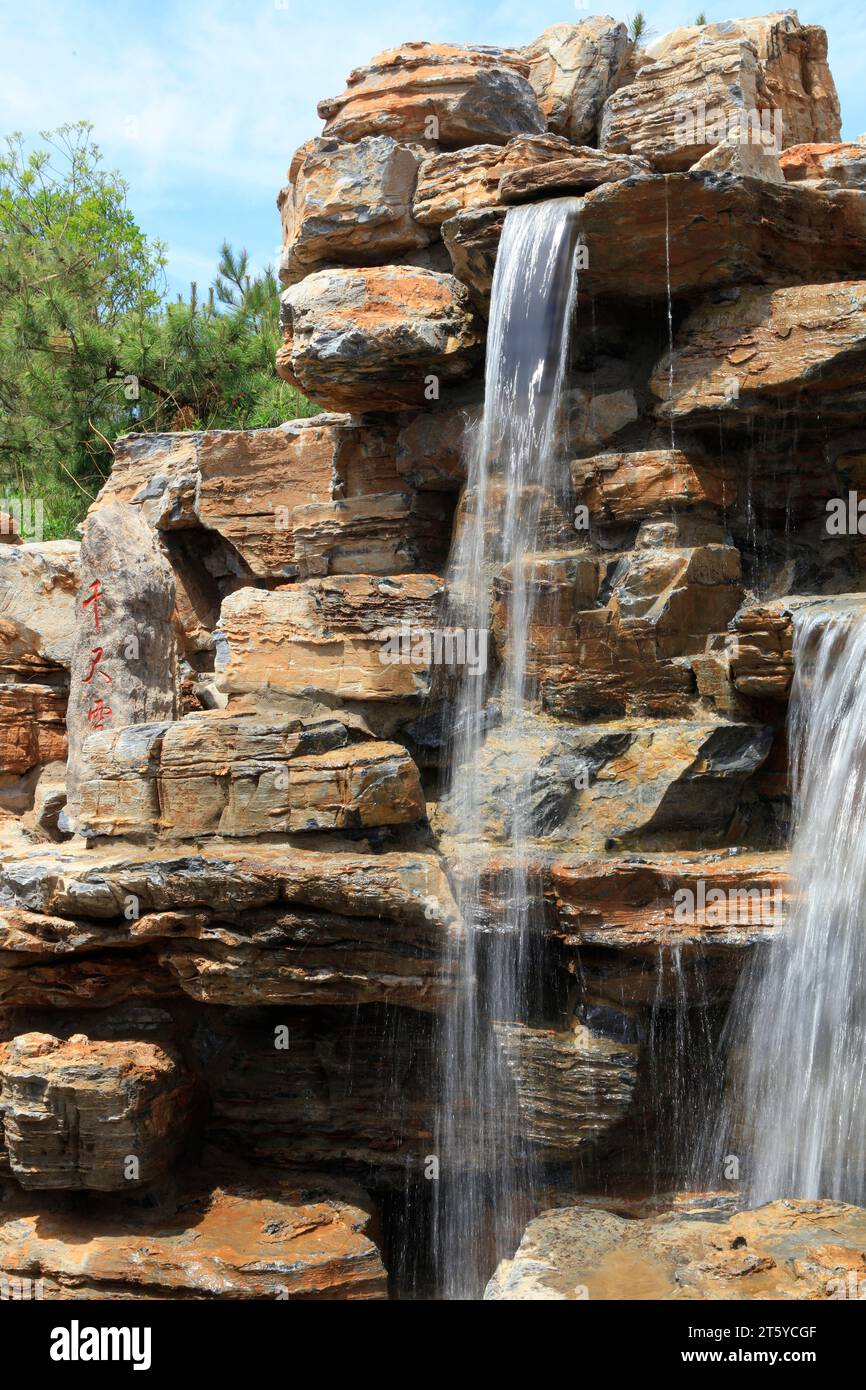 Fake garden rock hi-res stock photography and images - Alamy