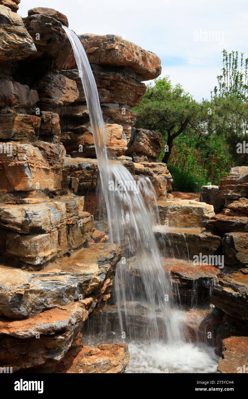 Fake garden rock hi-res stock photography and images - Alamy