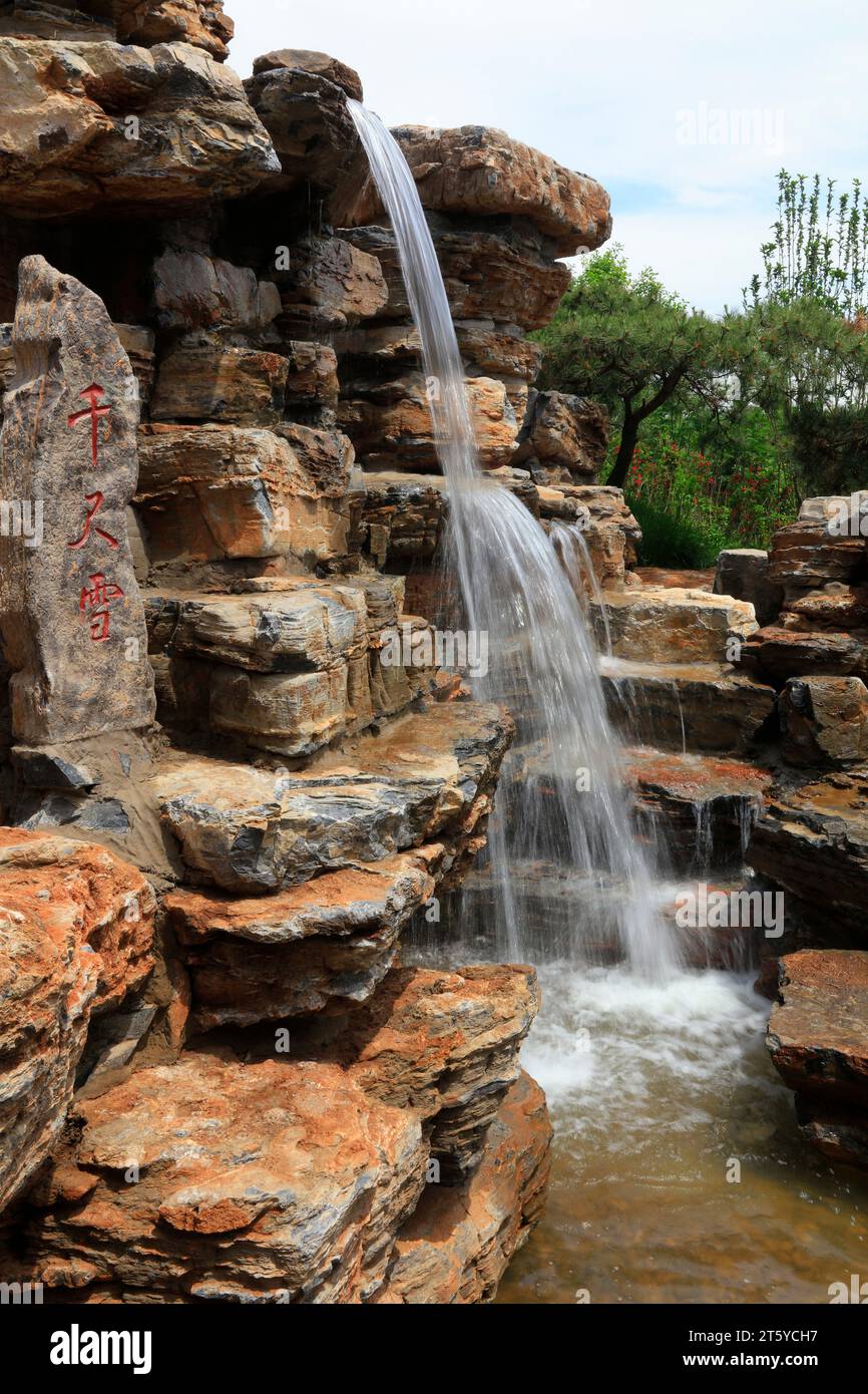 Fake garden rock hi-res stock photography and images - Alamy