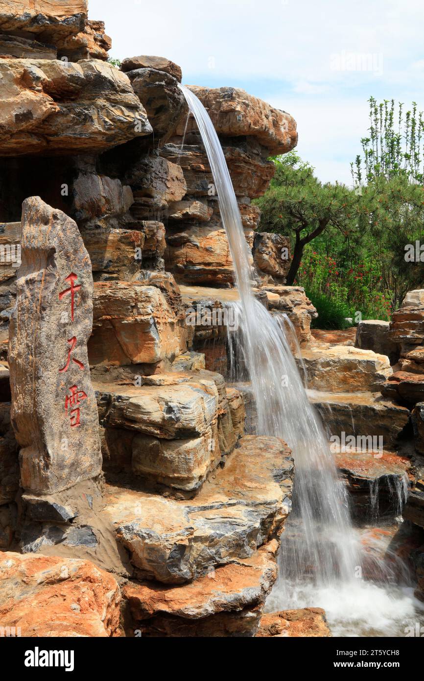 Fake garden rock hi-res stock photography and images - Alamy