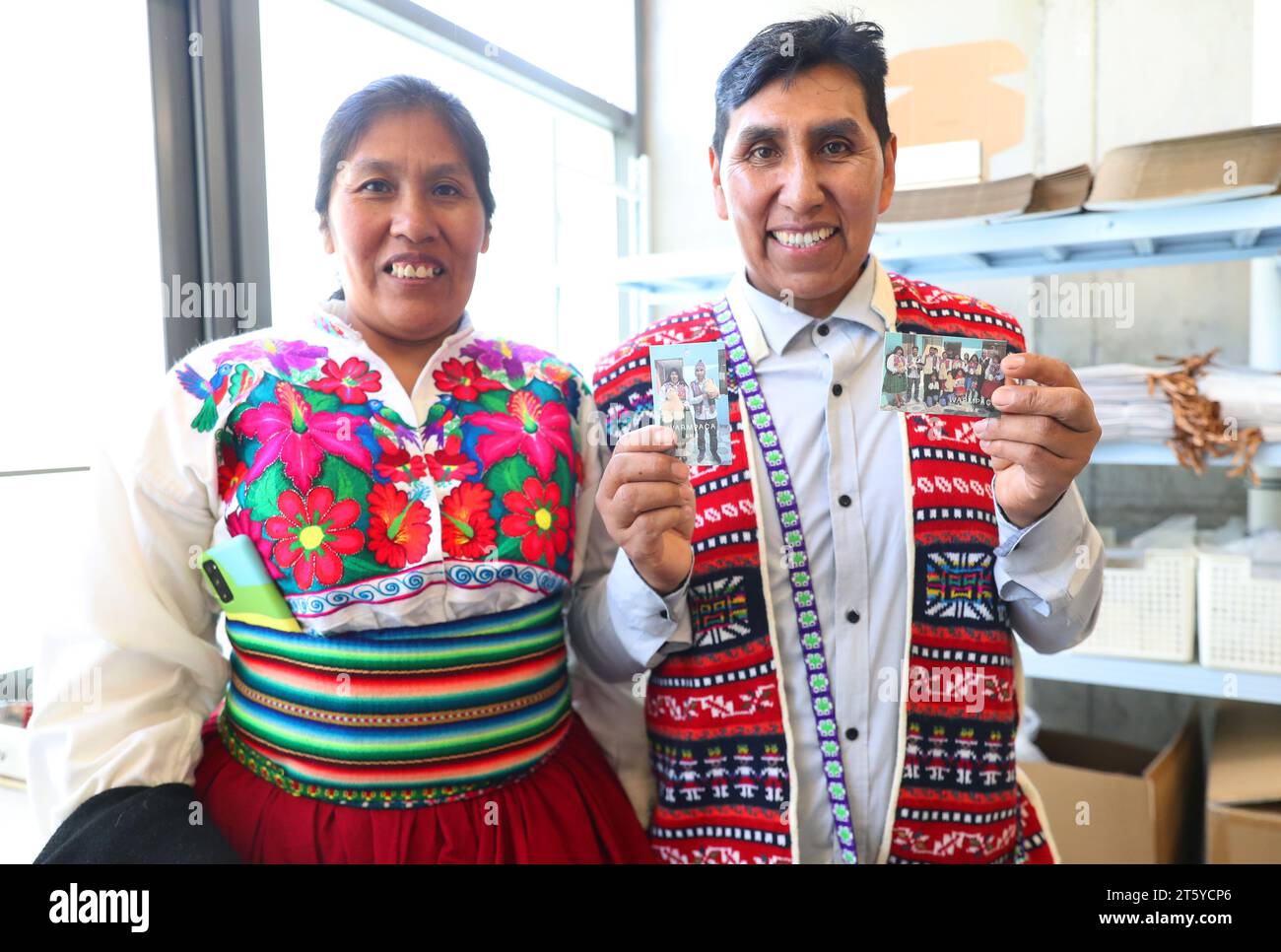 (231107) -- SHANGHAI, Nov. 7, 2023 (Xinhua) -- Peruvian craftsmen Mamani and his wife Gloria ...