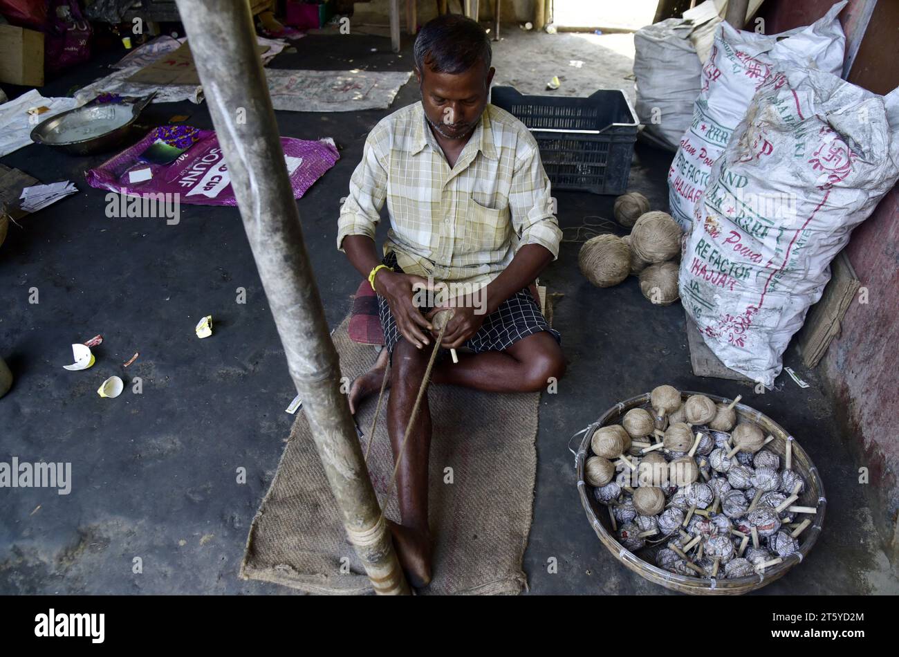 Guwahati, Guwahati, India. 5th Nov, 2023. Villagers making traditional ...