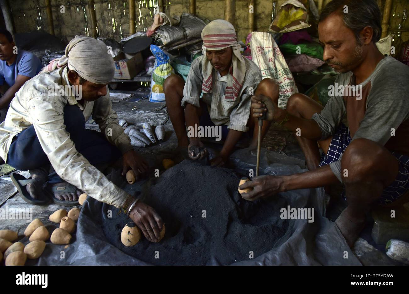 Guwahati, Guwahati, India. 5th Nov, 2023. Villagers making traditional ...