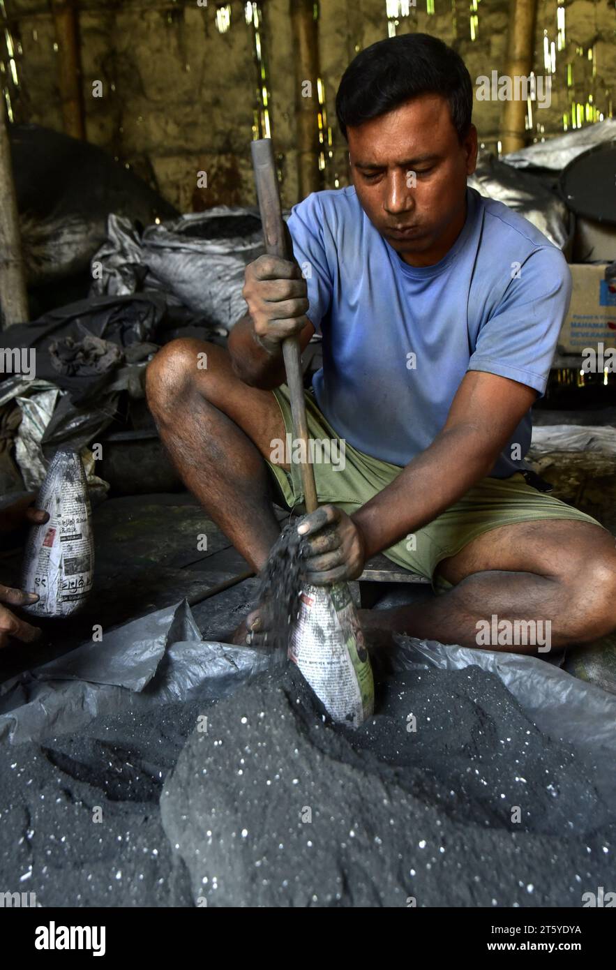 Guwahati, Guwahati, India. 5th Nov, 2023. Villagers making traditional ...