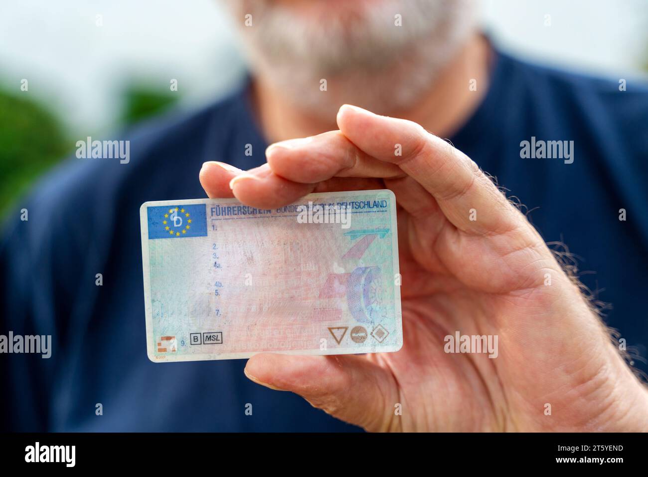 Augsburg, Bayern, Deutschland - 27 Oktober 2023: Ein alter Mann mit ...