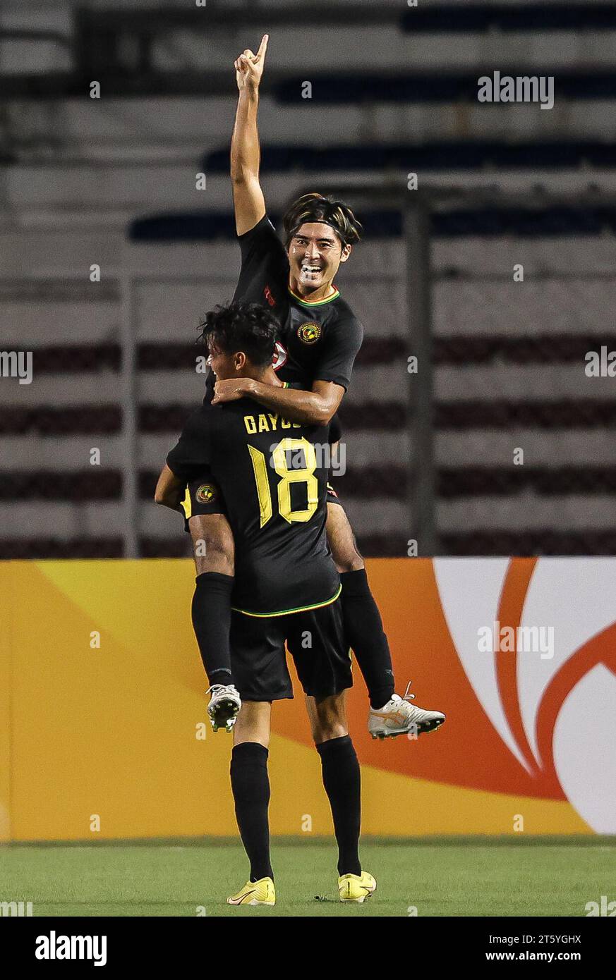 Manila, Philippines. 7th Nov, 2023. Horikoshi Daizo (top) of Kaya FC ...