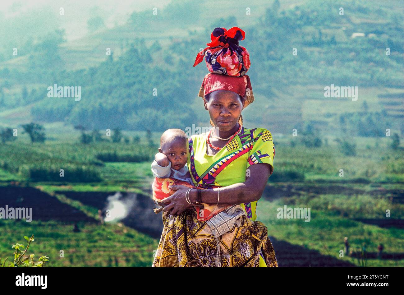 Traditional attire rwanda hi-res stock photography and images - Alamy