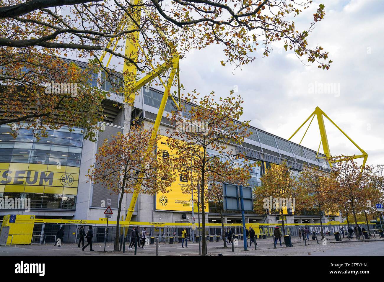 Signal iduna park yellow wall hi-res stock photography and images - Alamy