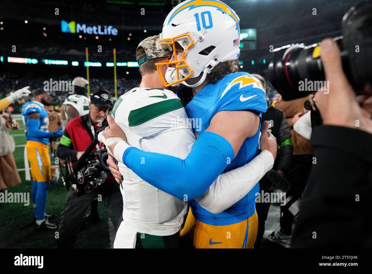 Los Angeles Chargers quarterback Justin Herbert (10) hugs New York Jets ...