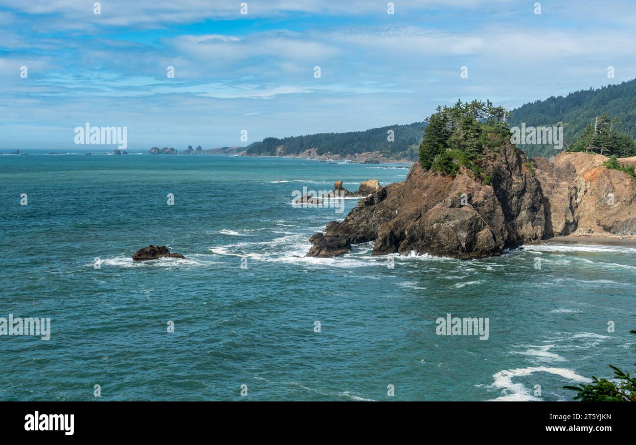 A view of the scenic shoreline near Arch Rock State Park in Oregon ...