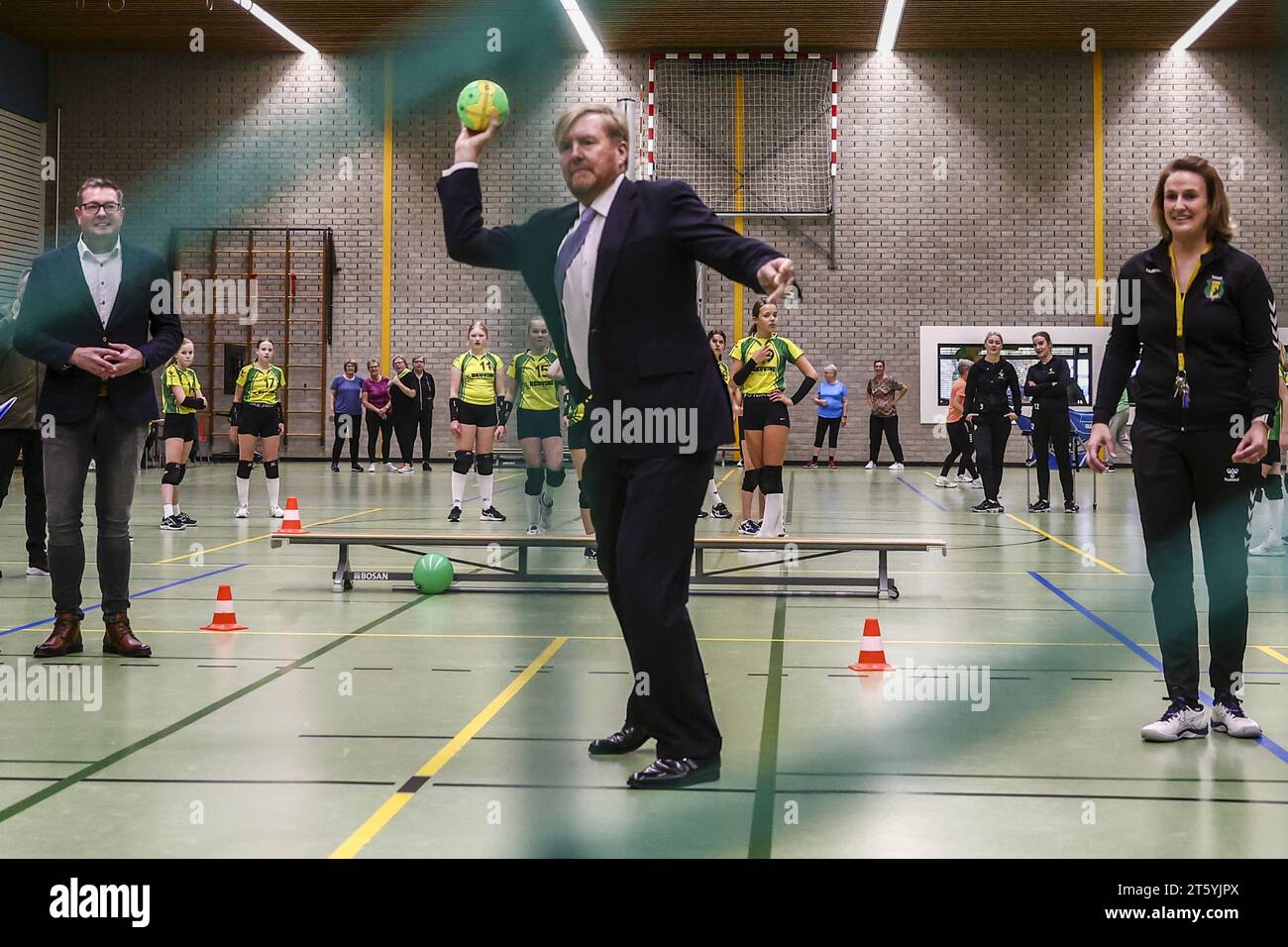 HENGEVELDE - King Willem-Alexander throws a ball at a handball goal ...