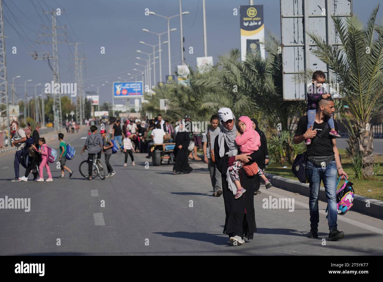 Palestinians flee to the southern Gaza Strip on Salah al-Din Street in ...