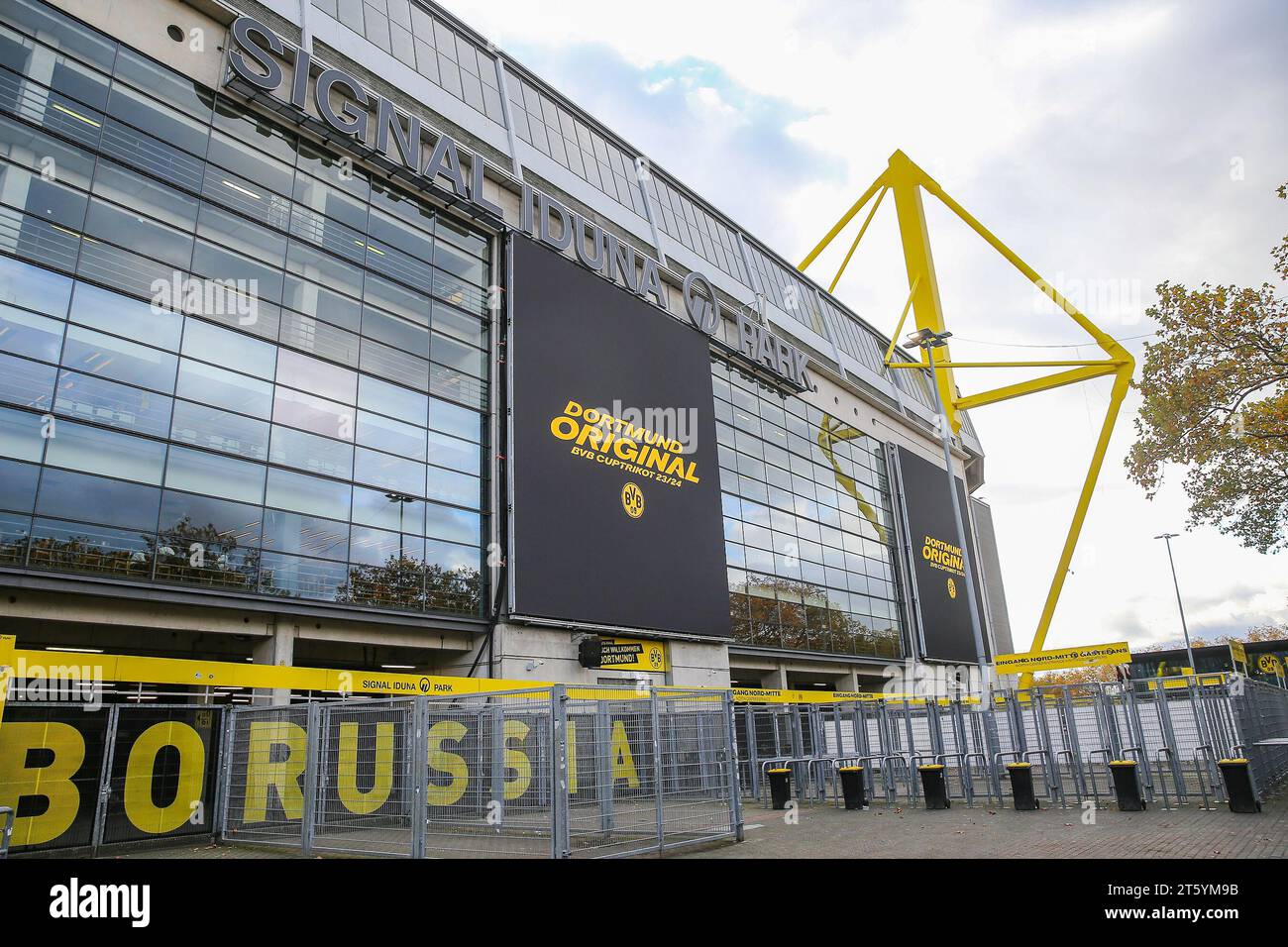 Signal iduna park yellow wall hi-res stock photography and images - Alamy