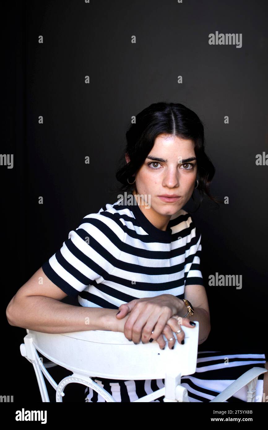 Mariana anghileri poses portrait session los impactados portrait hi-res ...