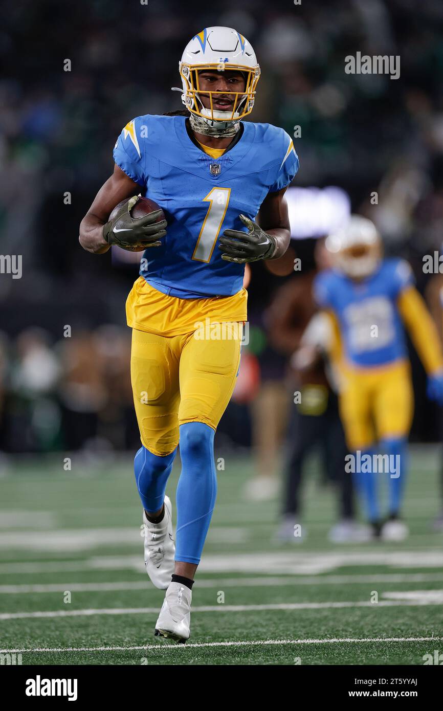 Los Angeles Chargers wide receiver Quentin Johnston (1) warms up before ...