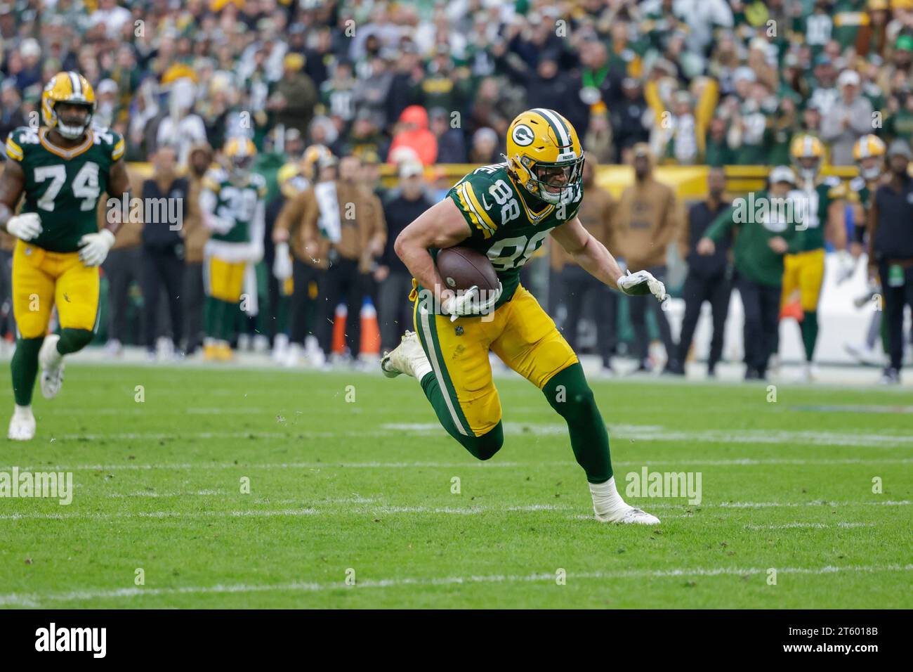 Green Bay Packers tight end Luke Musgrave (88) catches a pass for a ...