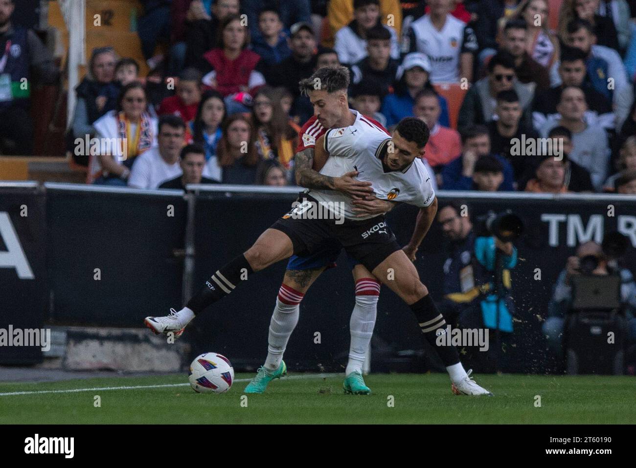 Valencia, Spain. 05th Nov, 2023. Ricard Sánchez (Granada FC) and Selim ...