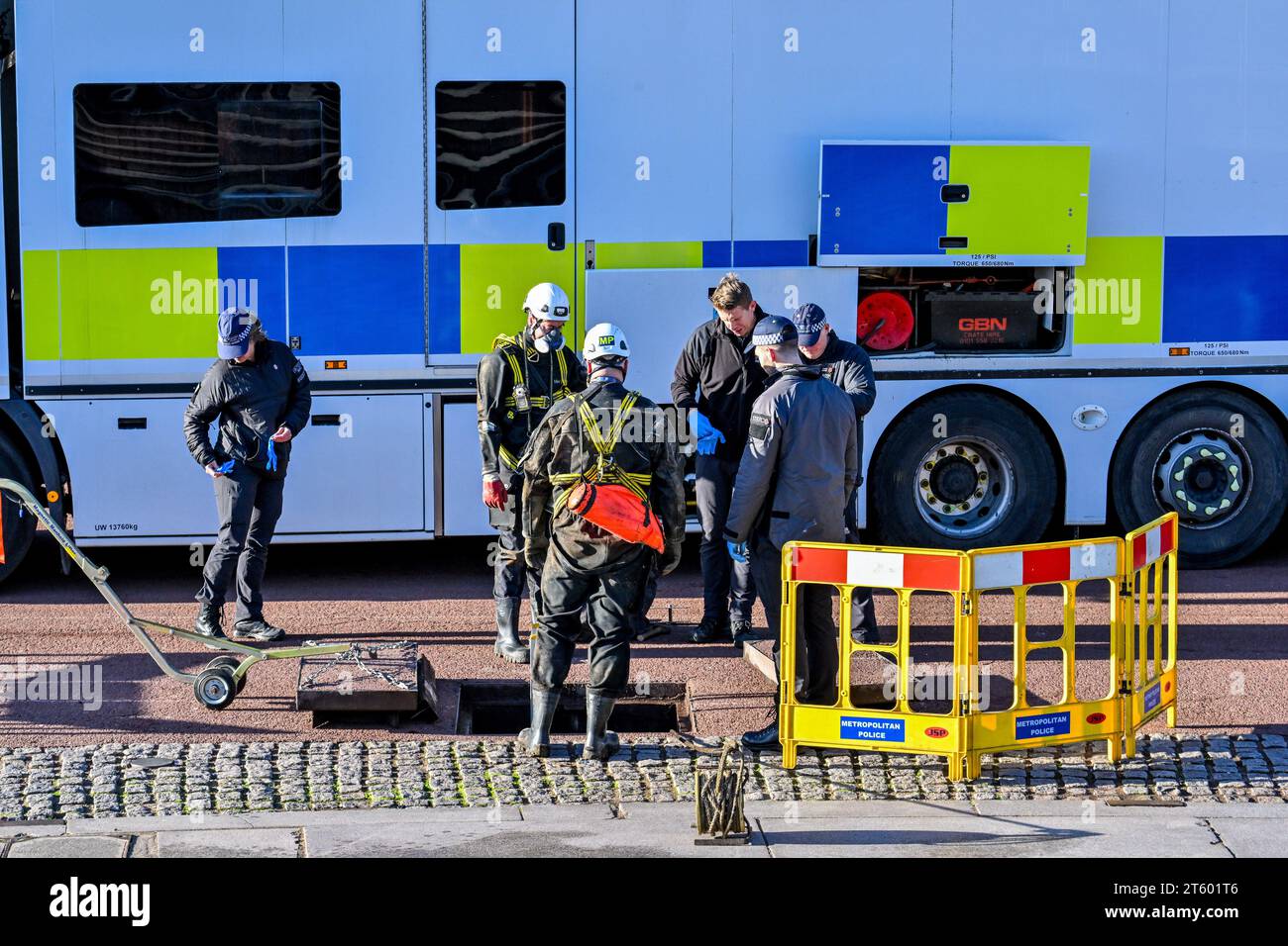 London, UK. 07th Nov, 2023. A Metropolitan Police Search Team work ...