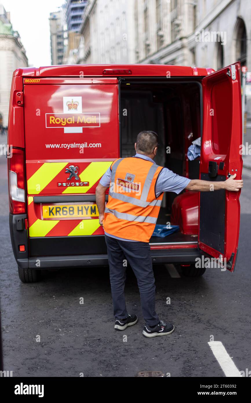 Deliver van london city hi-res stock photography and images - Alamy