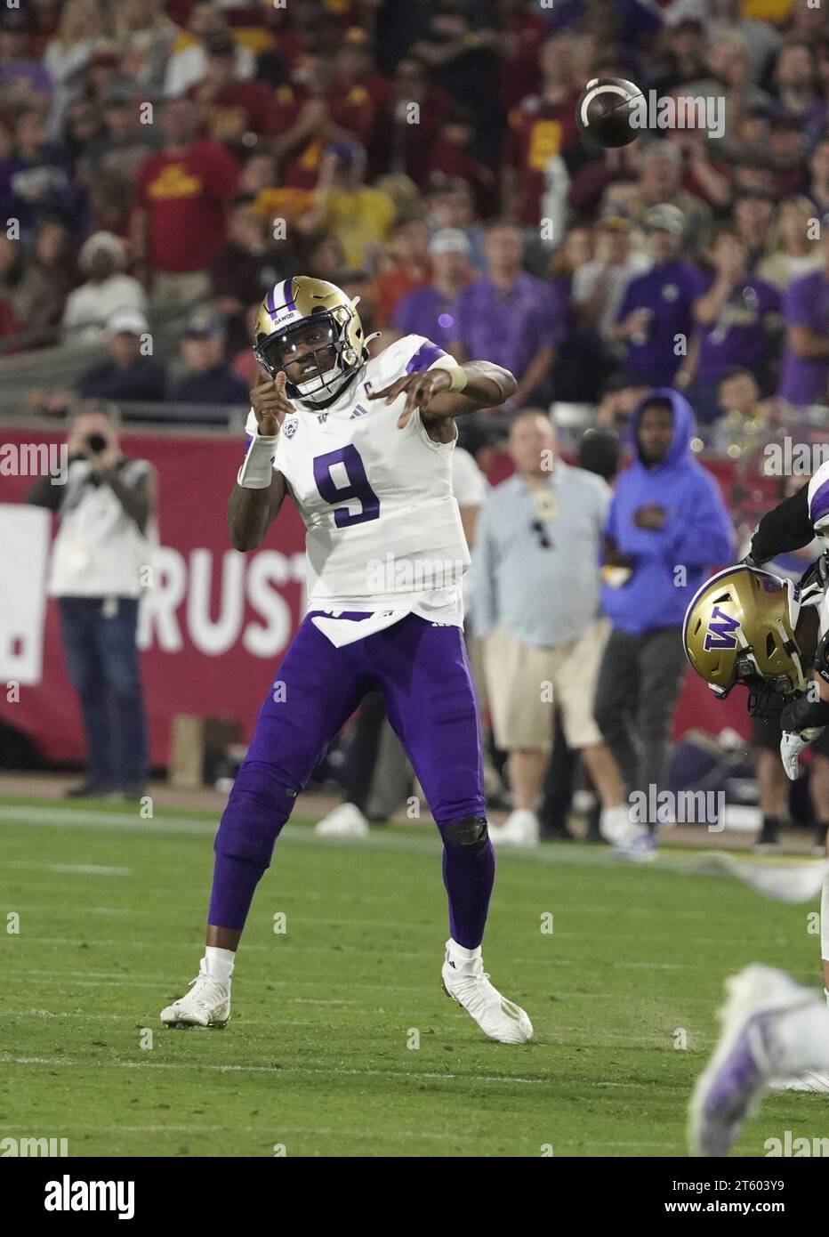 Washington Huskies quarterback Michael Penix Jr. (9) makes a play with ...