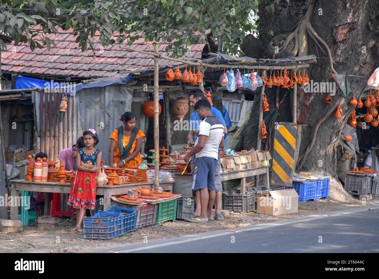 Kolkata, India. 06th Nov, 2023. A roadside shop is selling earthen lamp ...