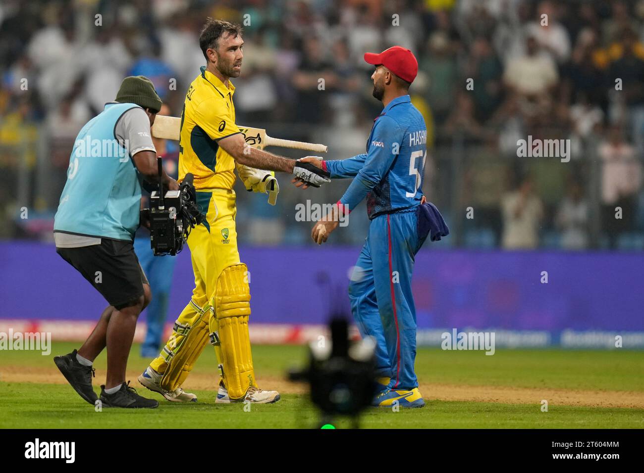 Australia's Glenn Maxwell, center, shakes hands with Afghanistan's ...