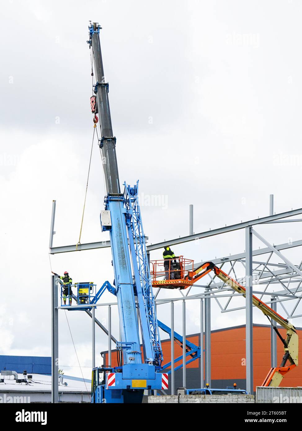 Large volume steel frame structure assembly using telescopic boom crane ...