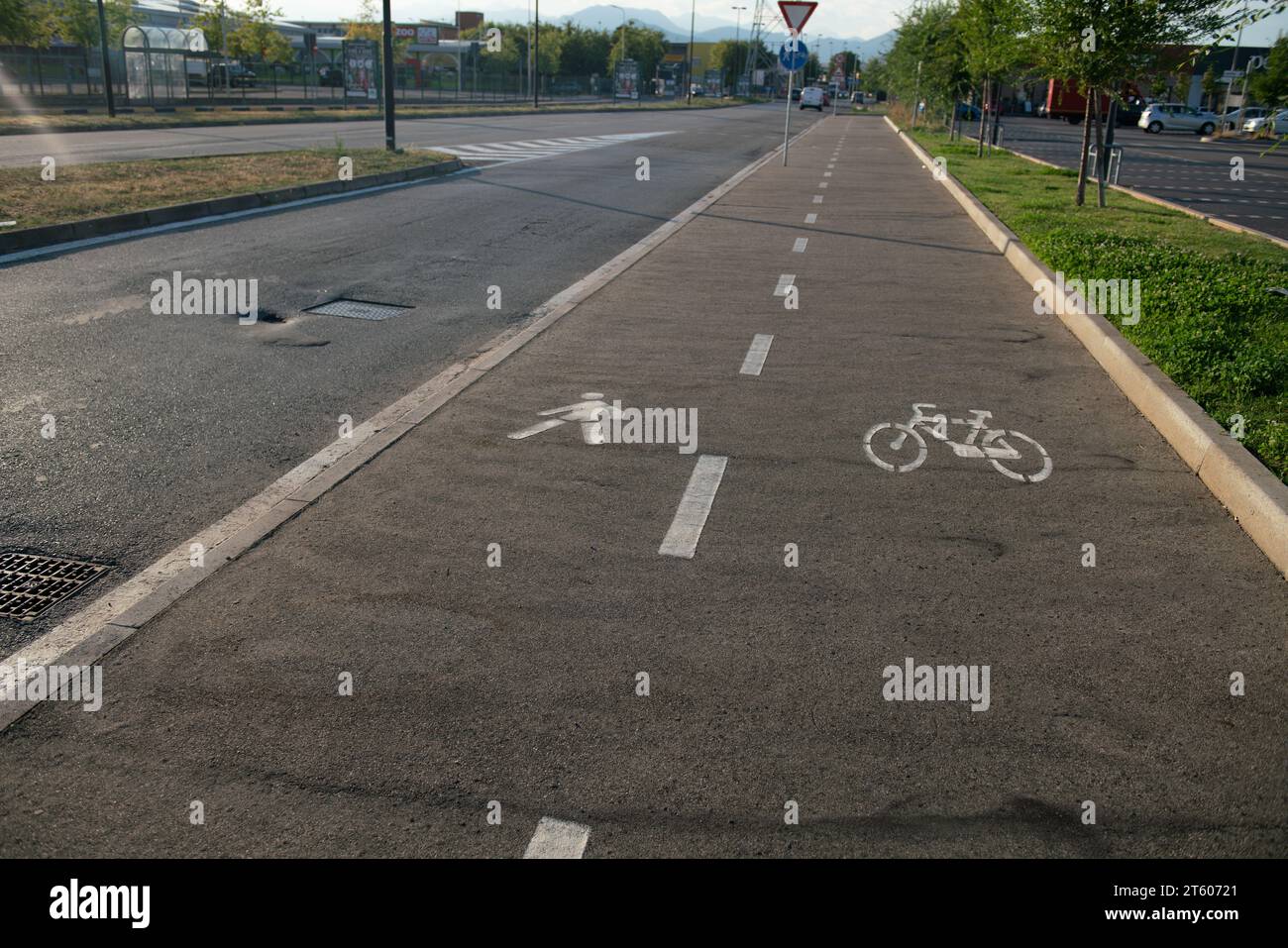 Cycle path with an area dedicated to those who walk, run or walk ...