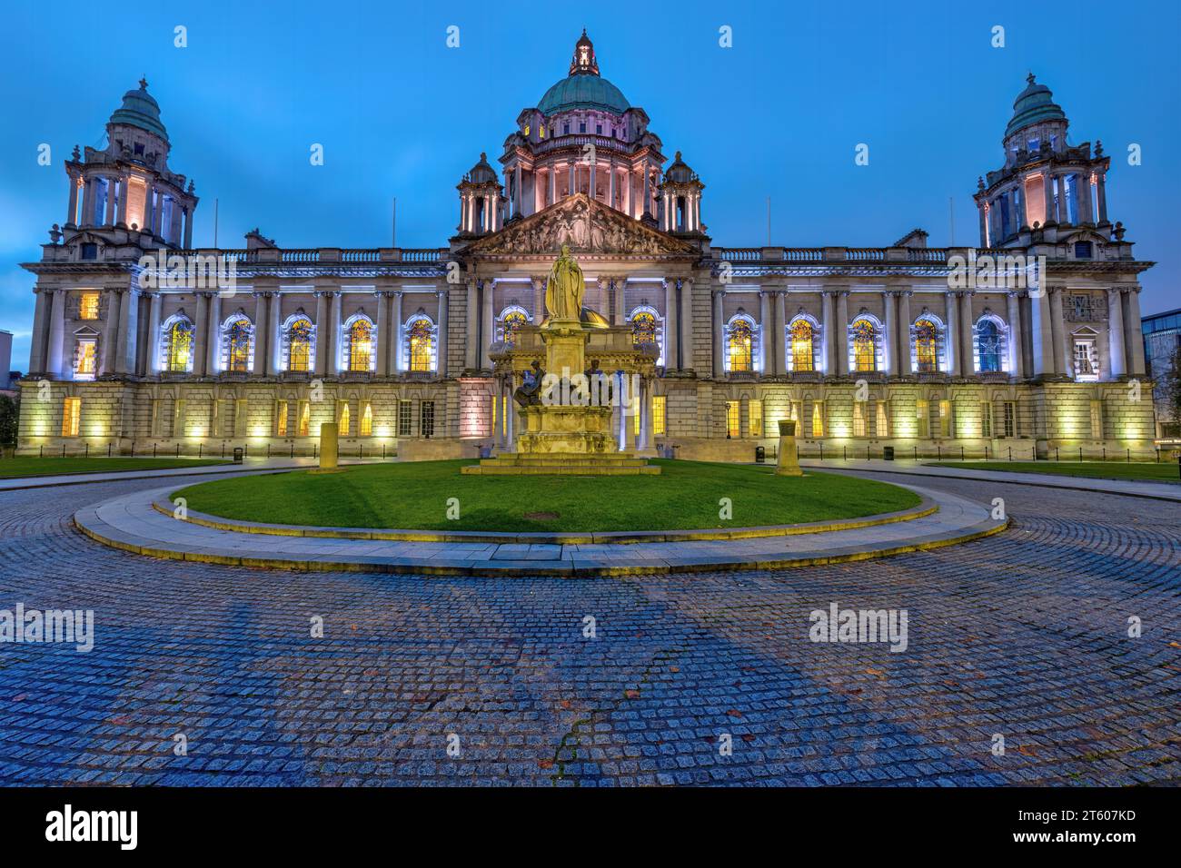 Illuminated belfast city hall hi-res stock photography and images - Alamy