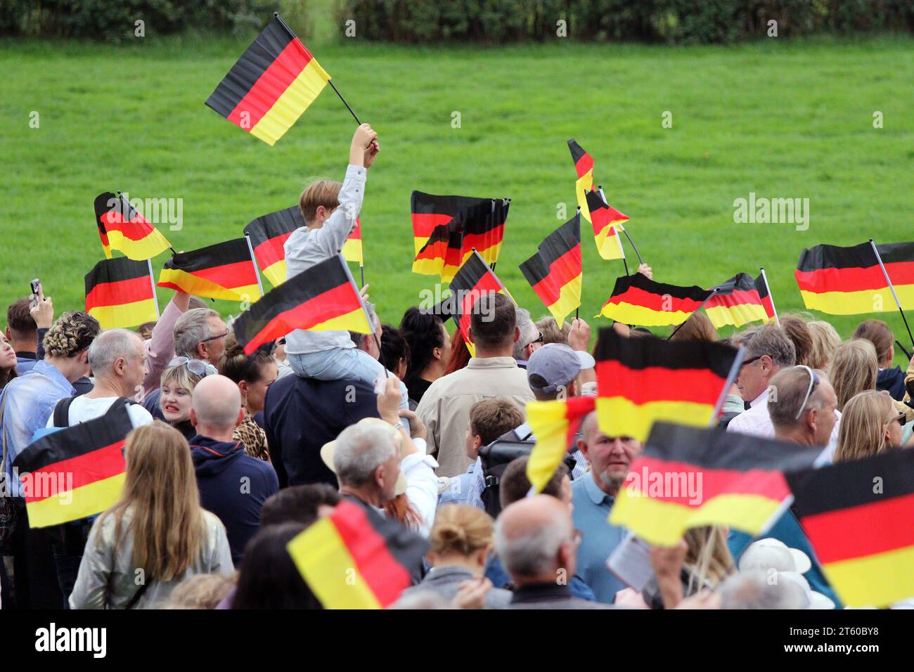 03.10.2023, Hoppegarten, Brandenburg, GER - Menschen schwenken am Tag ...
