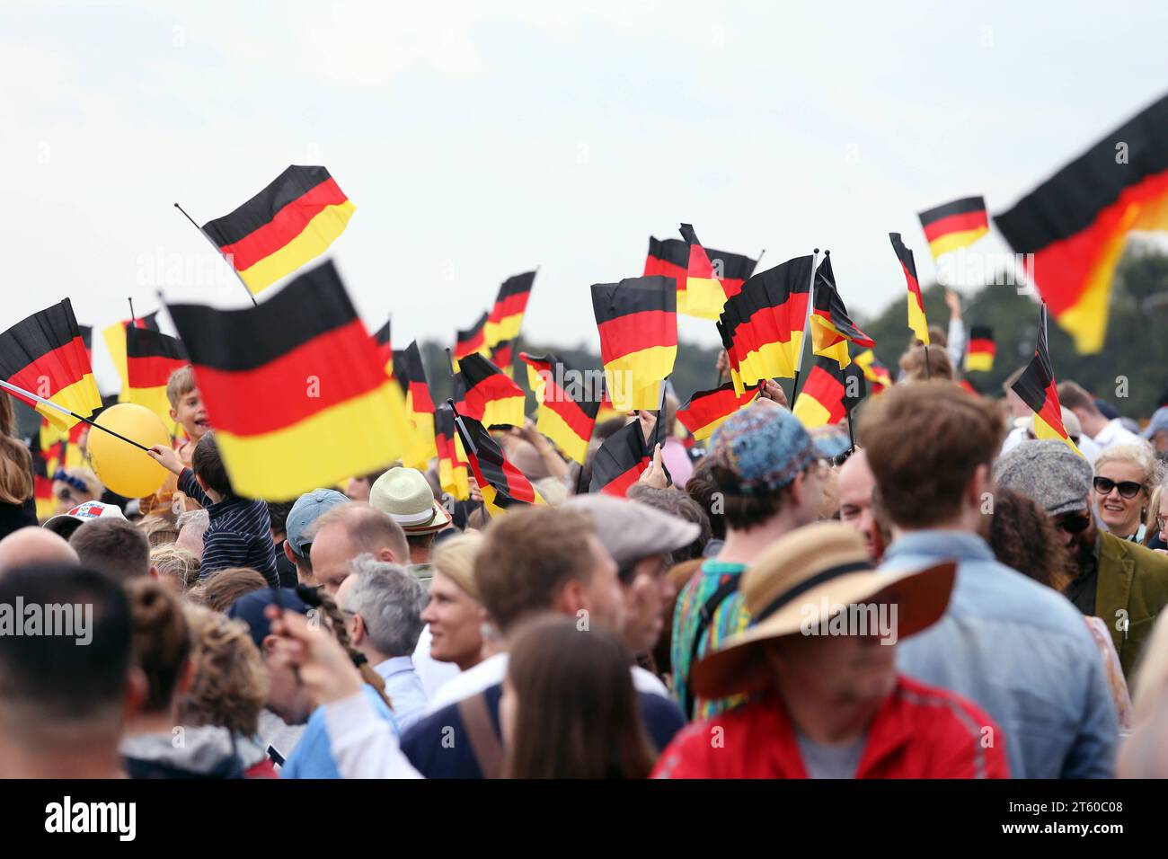03.10.2023, Hoppegarten, Brandenburg, GER - Menschen schwenken am Tag ...