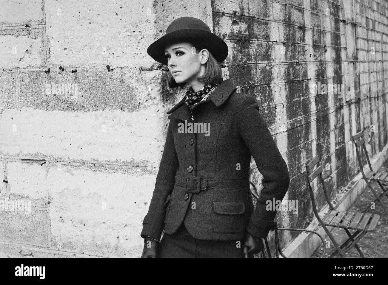 Girls 1960s fashion hi-res stock photography and images - Alamy