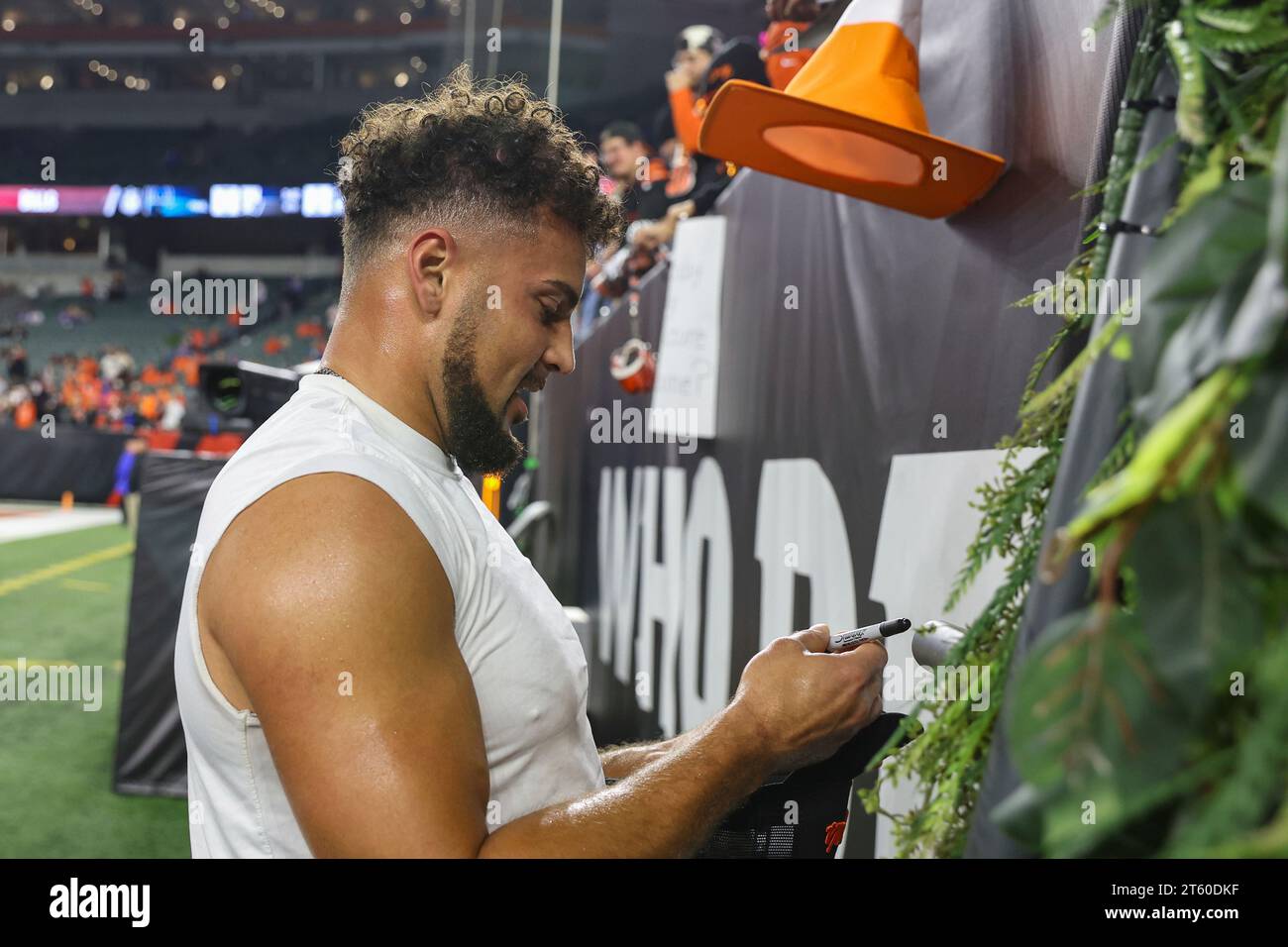 Cincinnati Bengals linebacker Markus Bailey (51) signs autographs ...