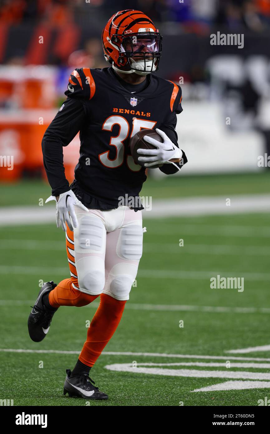 Cincinnati Bengals cornerback Jalen Davis (35) warms up before an NFL ...