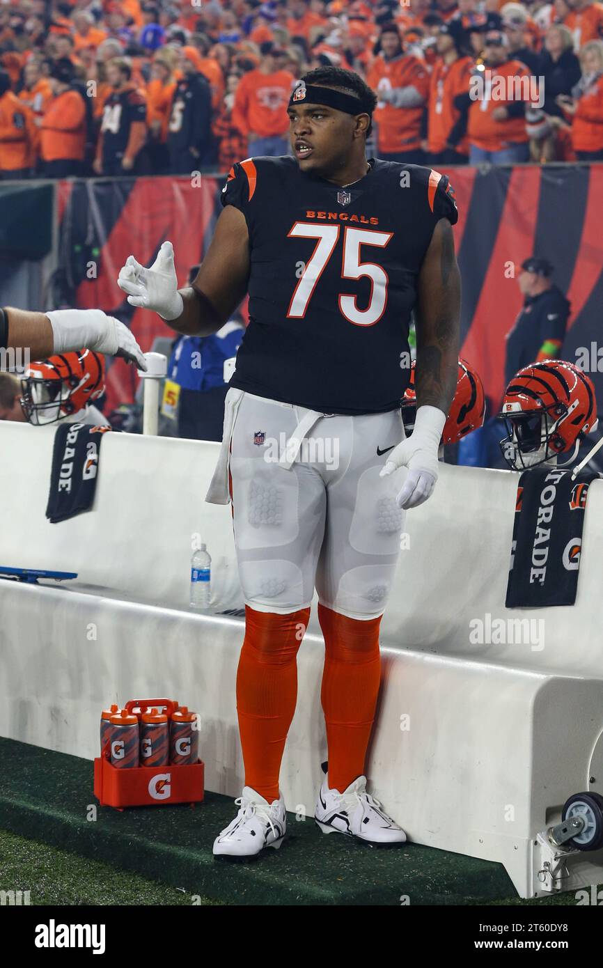 Cincinnati Bengals offensive tackle Orlando Brown Jr. (75) walks the ...