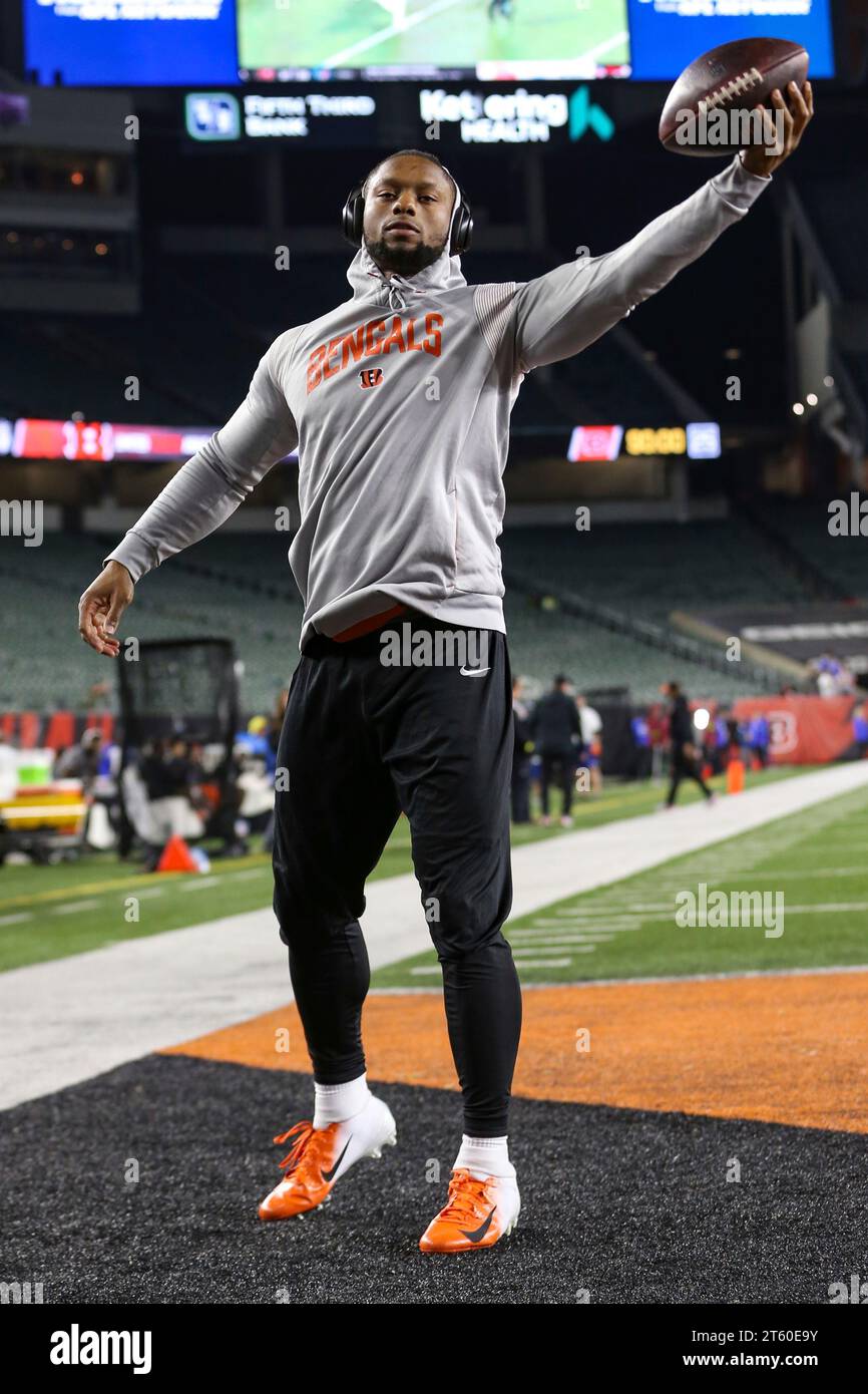 Cincinnati Bengals running back Joe Mixon (28) plays catch with fans ...