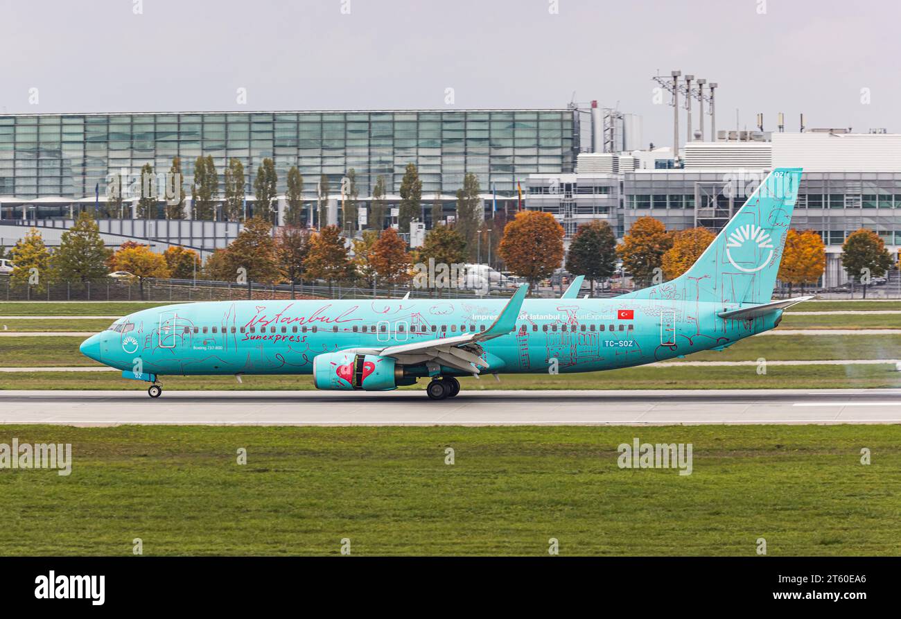 SunExpress Eine Boeing 737-8HX von Sun Express landet auf der Südbahn ...