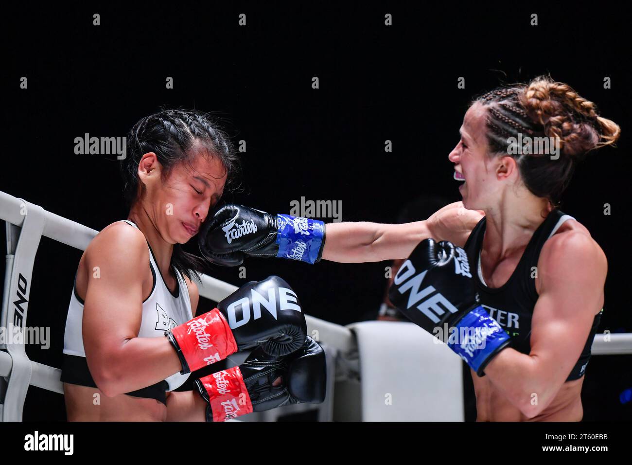 Bangkok, Thailand. 04th Nov, 2023. Super girl (L) of Thailand and ...