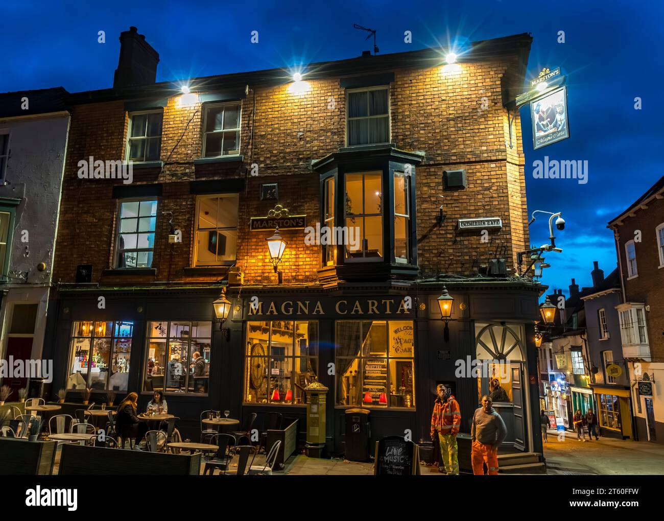 Magna carta public house at night hi-res stock photography and images ...