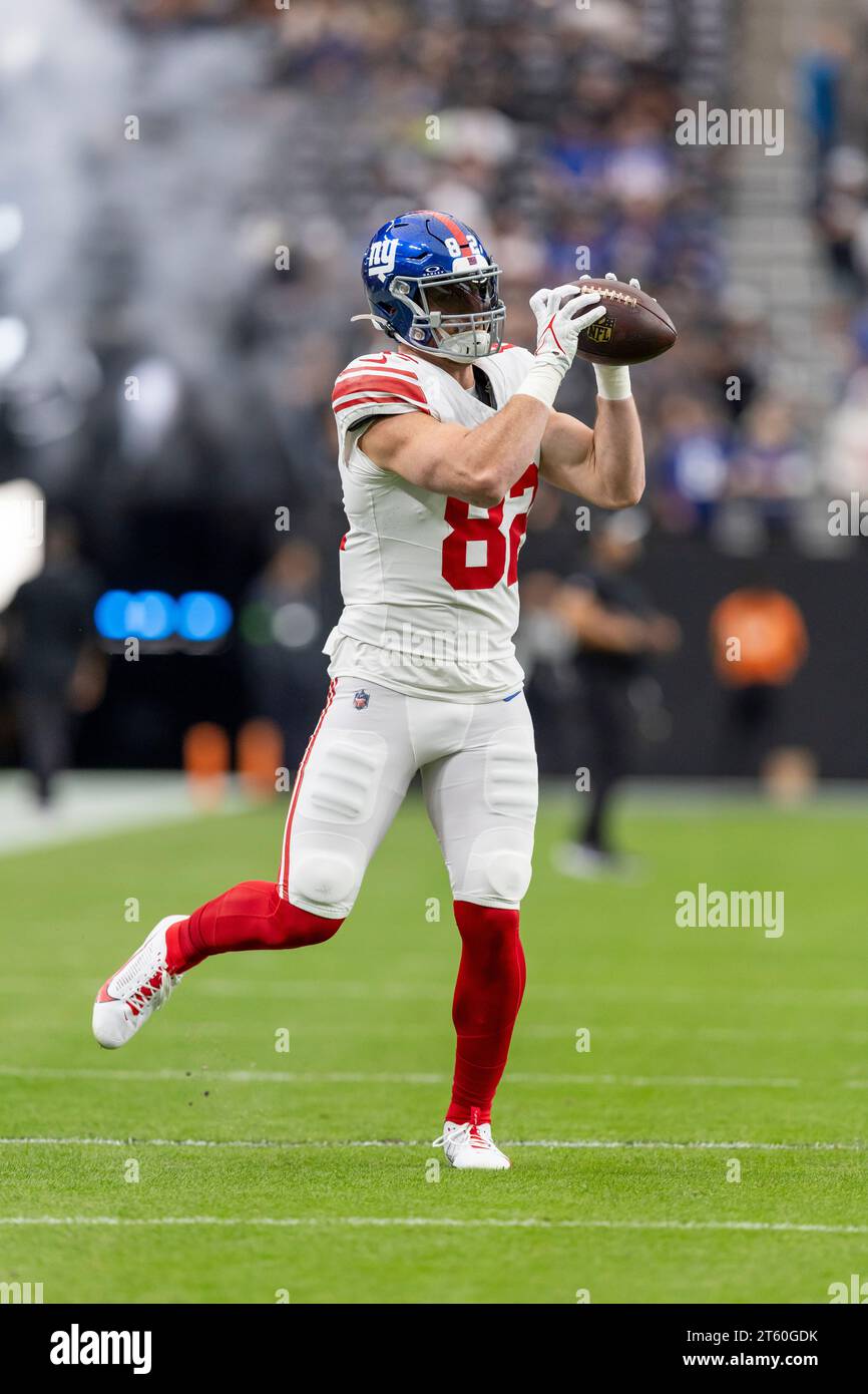 New York Giants tight end Daniel Bellinger (82) warms up before playing ...