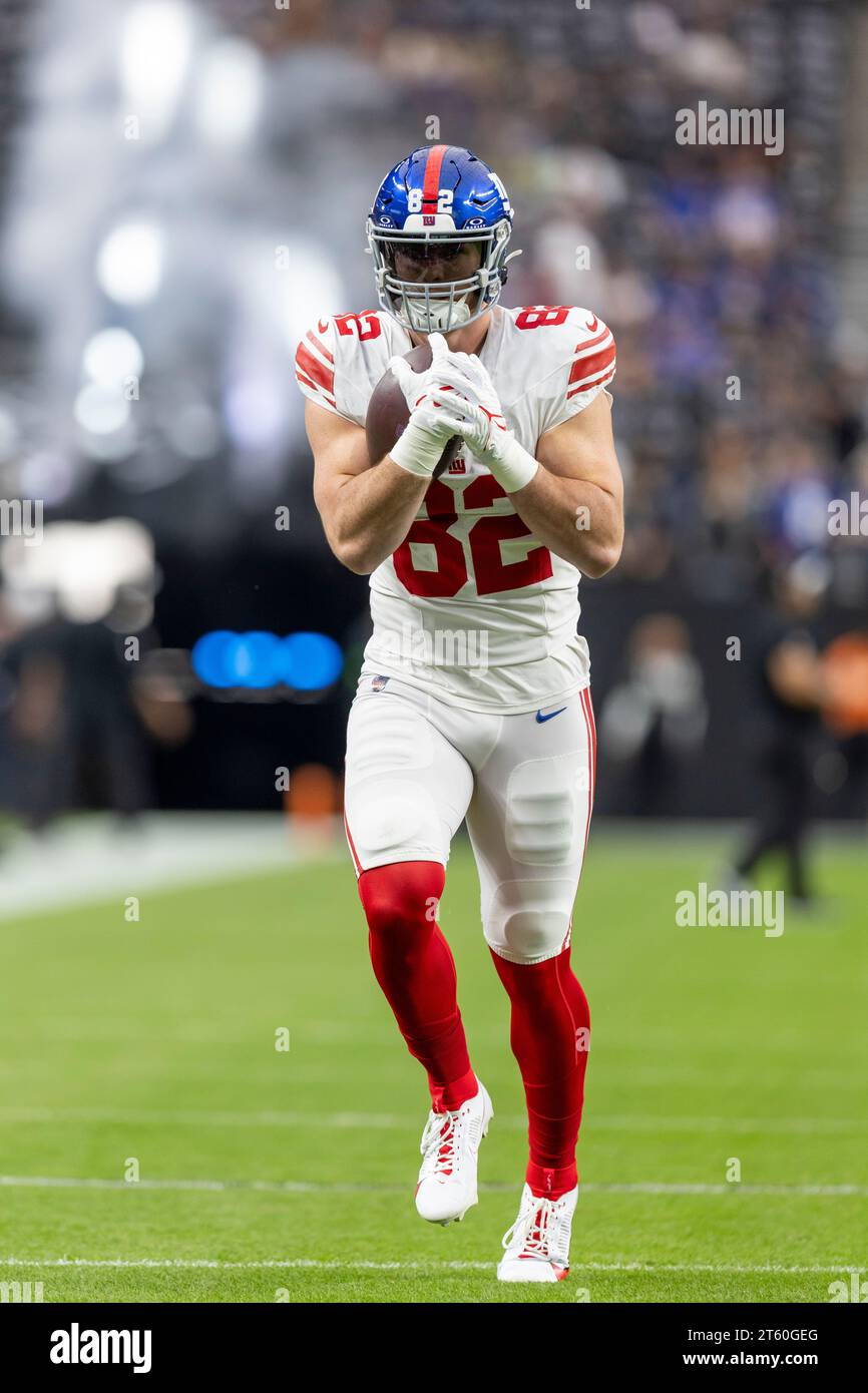 New York Giants tight end Daniel Bellinger (82) warms up before playing ...
