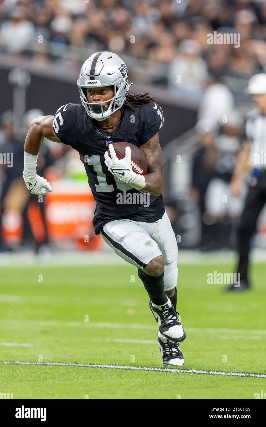 Las Vegas Raiders wide receiver Jakobi Meyers (16) runs the ball for a touchdown against the New ...