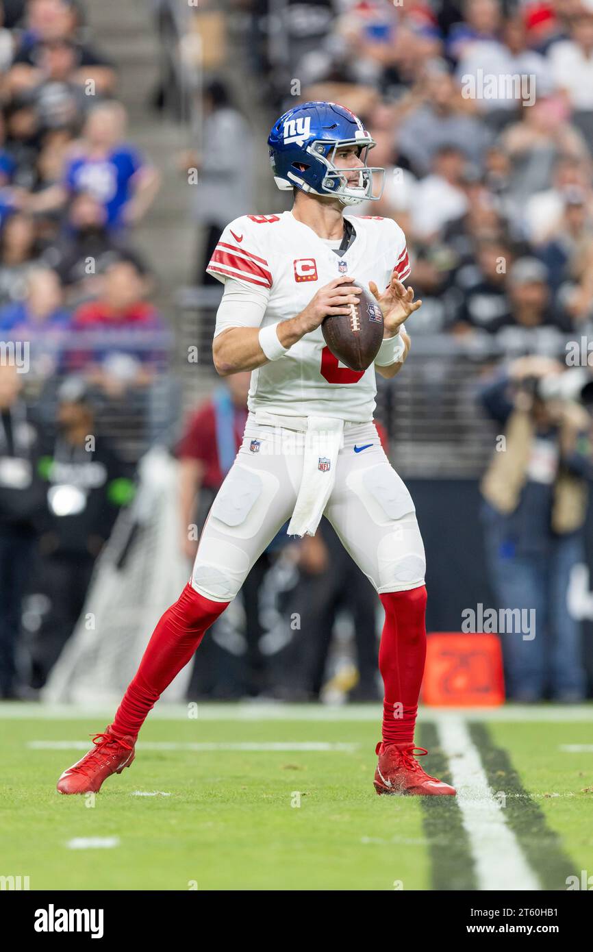 New York Giants quarterback Daniel Jones (8) drops back to pass against ...