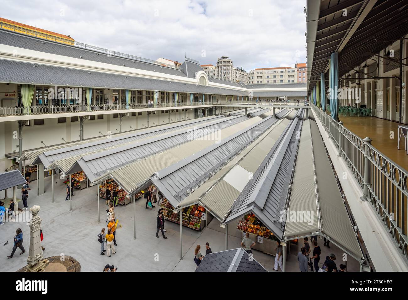 Covered food market porto hi-res stock photography and images - Alamy