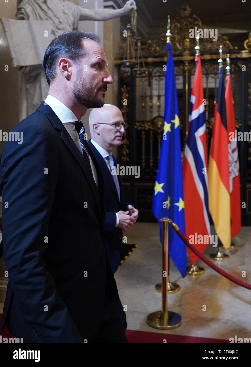 Hamburg, Germany. 07th Nov, 2023. The Norwegian Crown Prince Haakon (l) and Peter Tschentscher ...
